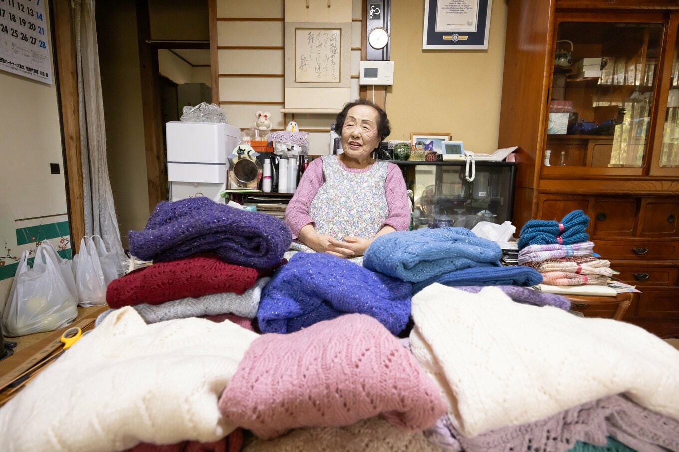 [写真](1ページ目)着ているニットはすべて自作！102歳が「編み物」で紡ぐ幸せのひととき | ESSEonline（エッセ オンライン）