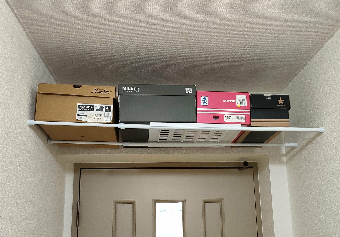 [写真](1ページ目)100円グッズで「収納を増やす」コツ4つ。つっぱり棒やフックでこんなに置ける | ESSEonline（エッセ オンライン）