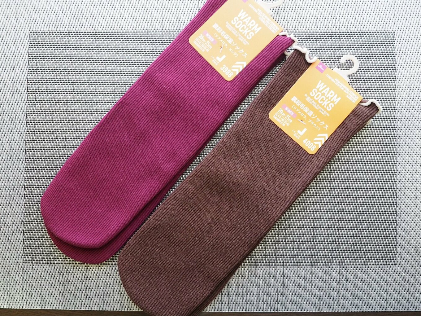 110円のダイソー「あったか靴下」に感動。3種類、悩んだら全部買える | ESSEonline（エッセ オンライン）