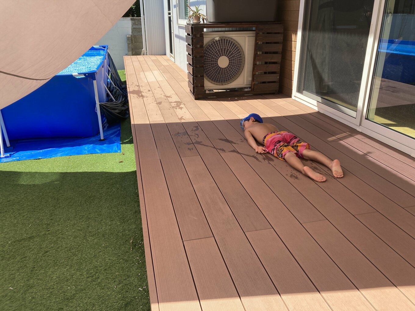 [写真](1ページ目)真夏のデッキ、シェード使って快適なアウトドア時間を。素足で熱くない＆室内が涼しい | ESSEonline（エッセ オンライン）