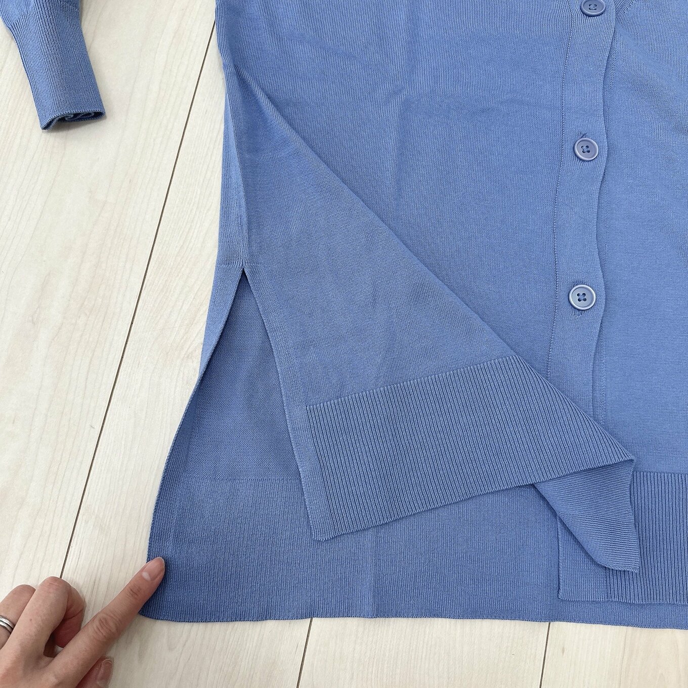 [写真](1ページ目)アラフォーのユニクロ2990円「ロングカーディガン」コーデ4つ。紫外線カットや体型カバーにもぴったり | ESSEonline（エッセ オンライン）