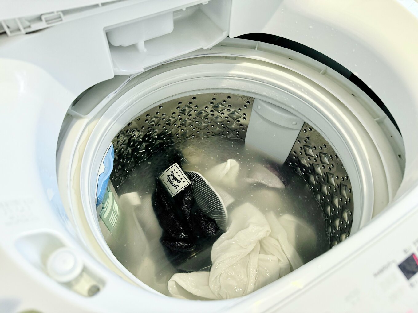 衣類の黄ばみ・汗ジミを落とす「正しい洗濯」4つ。汚れた枕カバー・敷きパッド・スニーカー・Tシャツが白くなる | ESSEonline（エッセ オンライン）