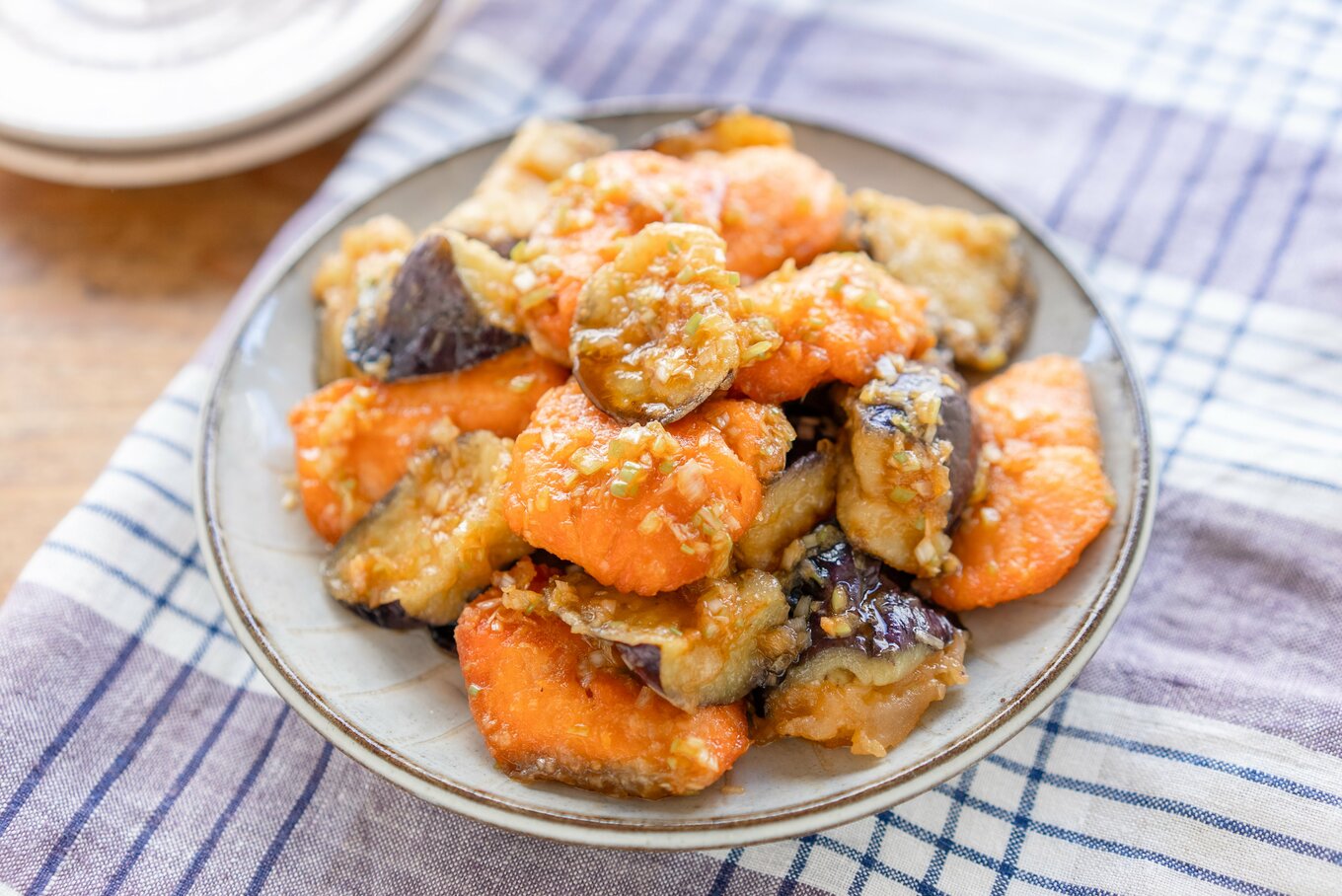 じゅわっとナスと鮭の揚げ焼き。さっぱりネギダレで、暑い日も食欲が爆発 | ESSEonline（エッセ オンライン）