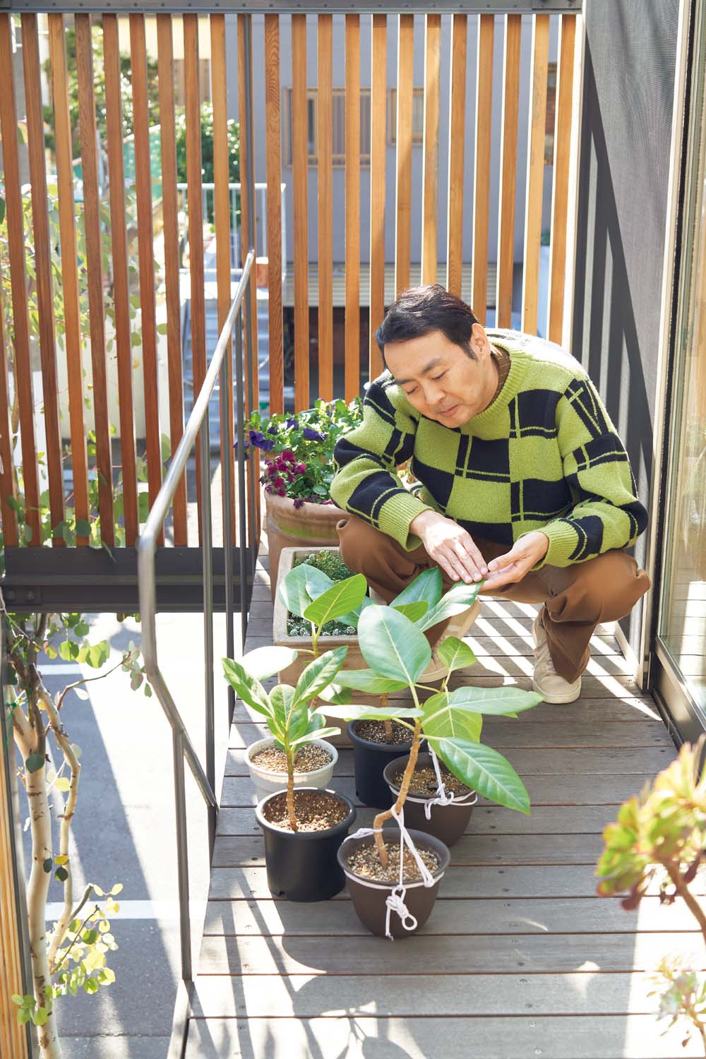 アンガールズ田中のお宅訪問「広くて、天井高っか！」。敷地20坪弱、建築家＆大工の夫婦が建てた家 | ESSEonline（エッセ オンライン）