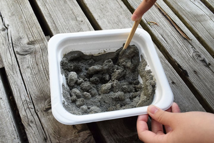 ダイソーのセメントとカップ麺の空き容器で「プランター」をDIY | ESSEonline（エッセ オンライン）