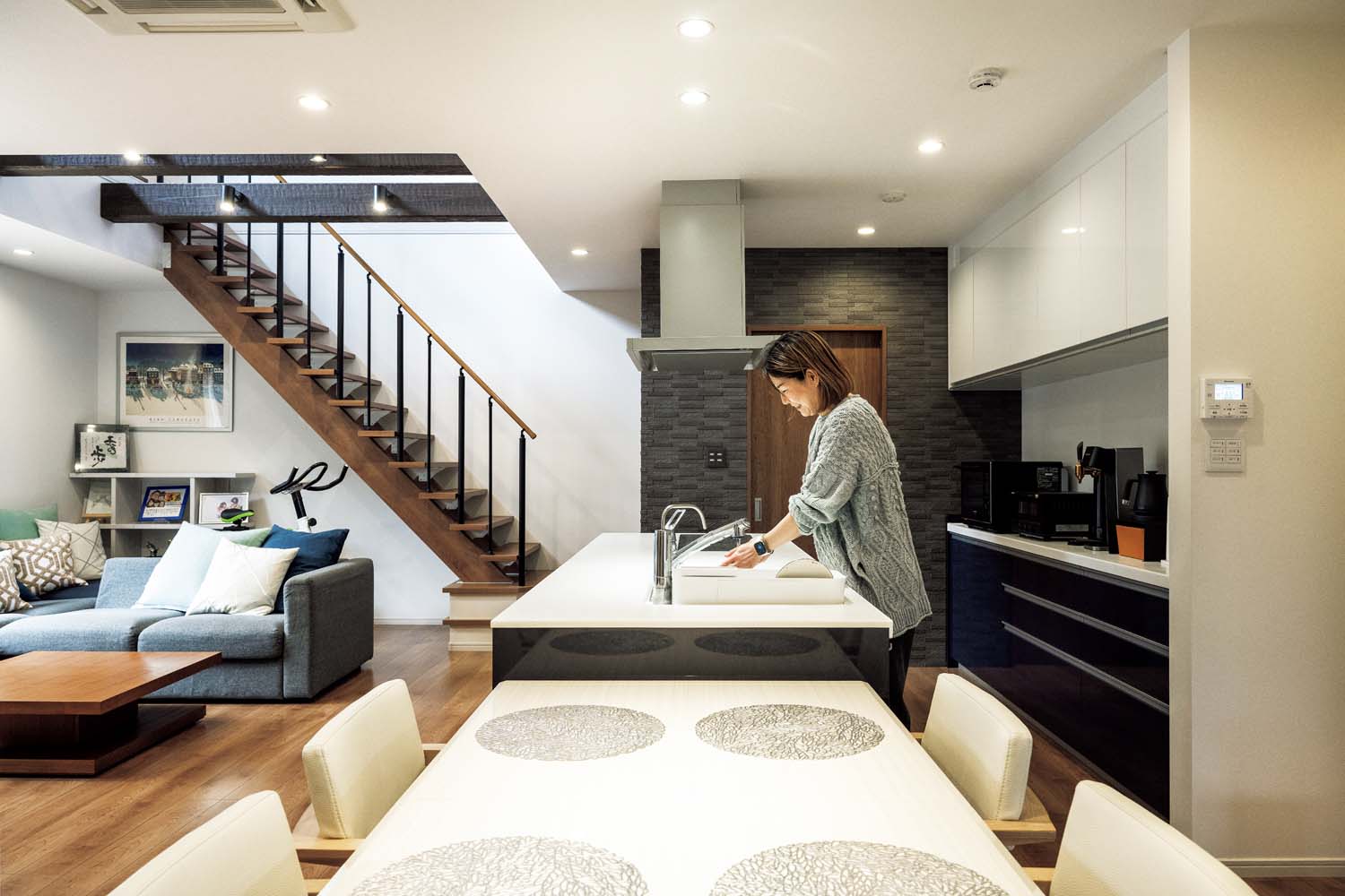 柱のない広いLDKで会話が弾む家。土間や坪庭、ゴルフの練習スペースも | ESSEonline（エッセ オンライン）