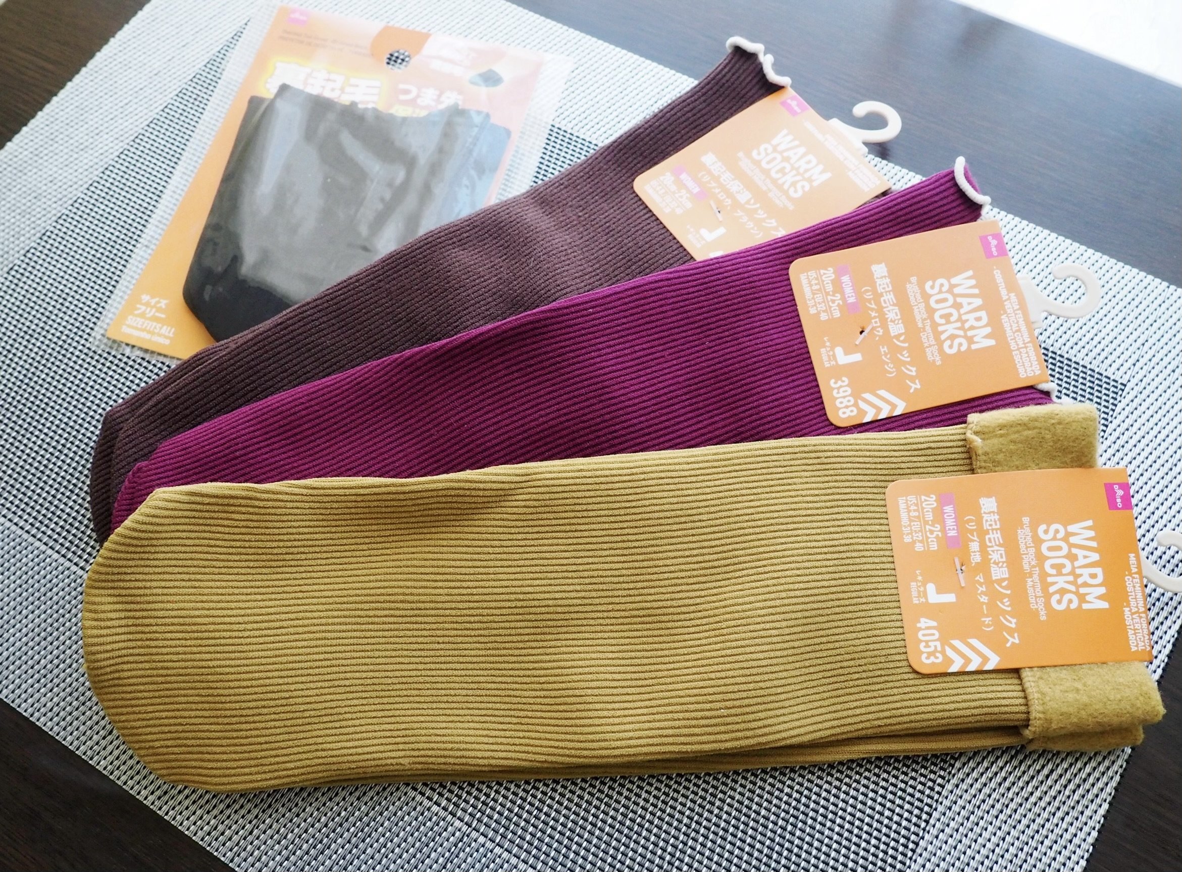 110円のダイソー「あったか靴下」に感動。3種類、悩んだら全部買える | ESSEonline（エッセ オンライン）