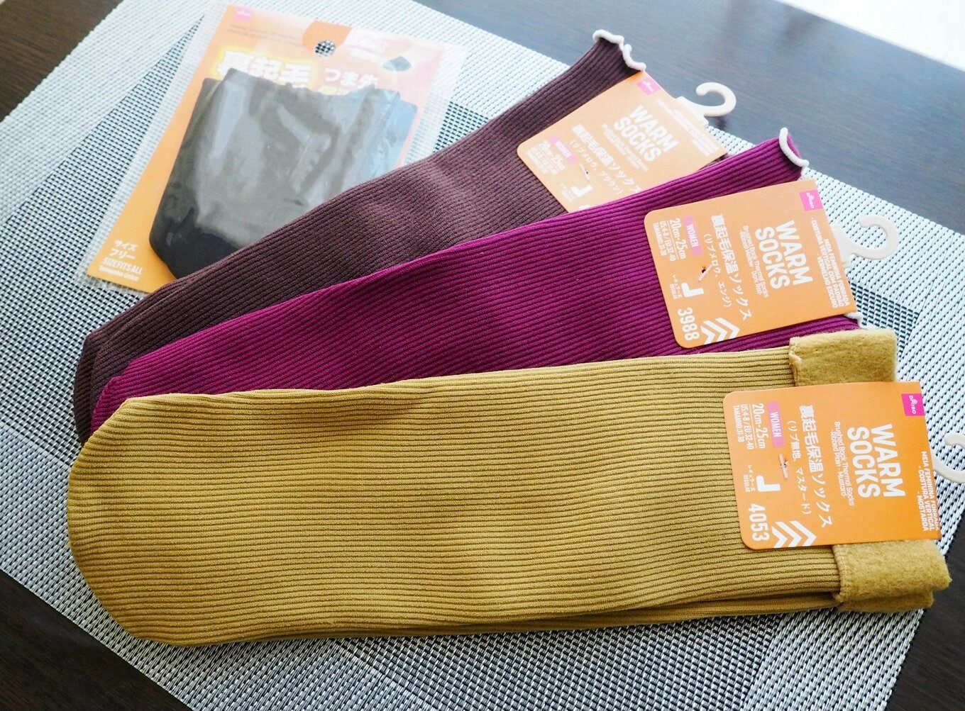 110円のダイソー「あったか靴下」に感動。3種類、悩んだら全部買える | ESSEonline（エッセ オンライン）
