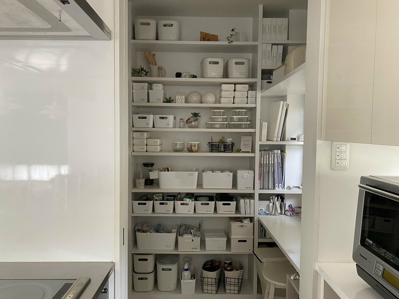 [写真](1ページ目)40代からの「疲れない」収納。つり戸棚は110円のボックスで家事ラクに | ESSEonline（エッセ オンライン）