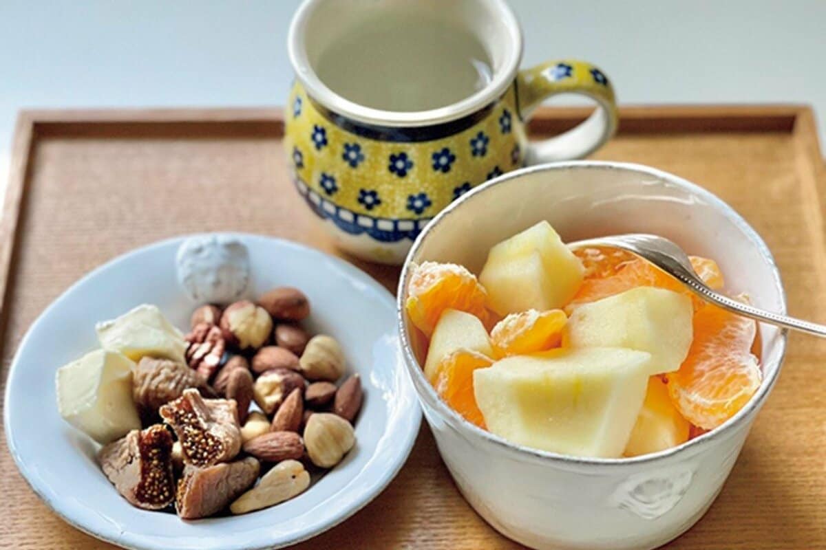 67歳、輝き続ける藤原美智子さんの「リアルな食事」。高カカオチョコが楽しみな習慣に | ESSEonline（エッセ オンライン）