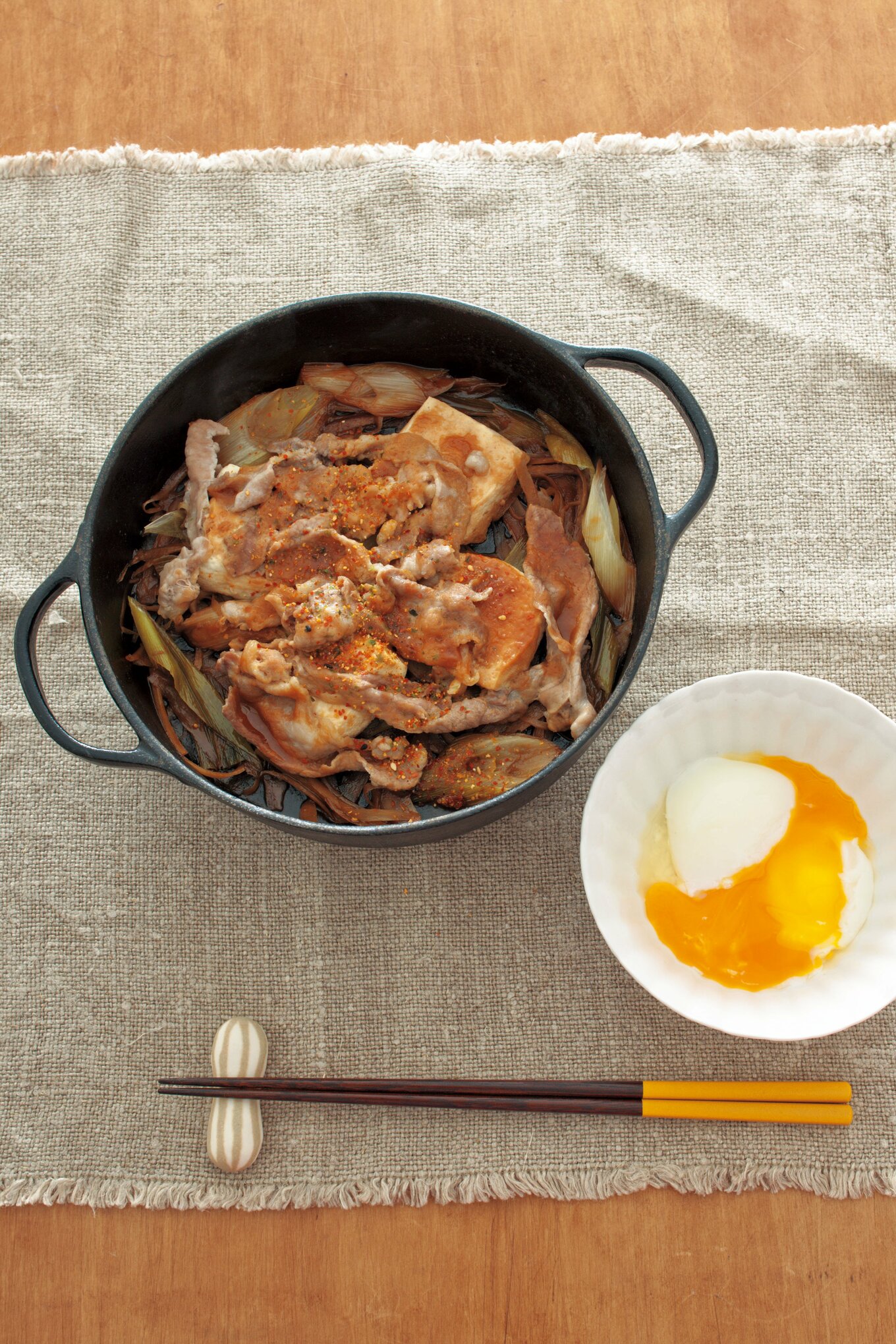 [写真](1ページ目) コスパ最強の「ひとり鍋」レシピ2選。安価な豚こま・豚ひき肉でも大満足 | ESSEonline（エッセ オンライン）