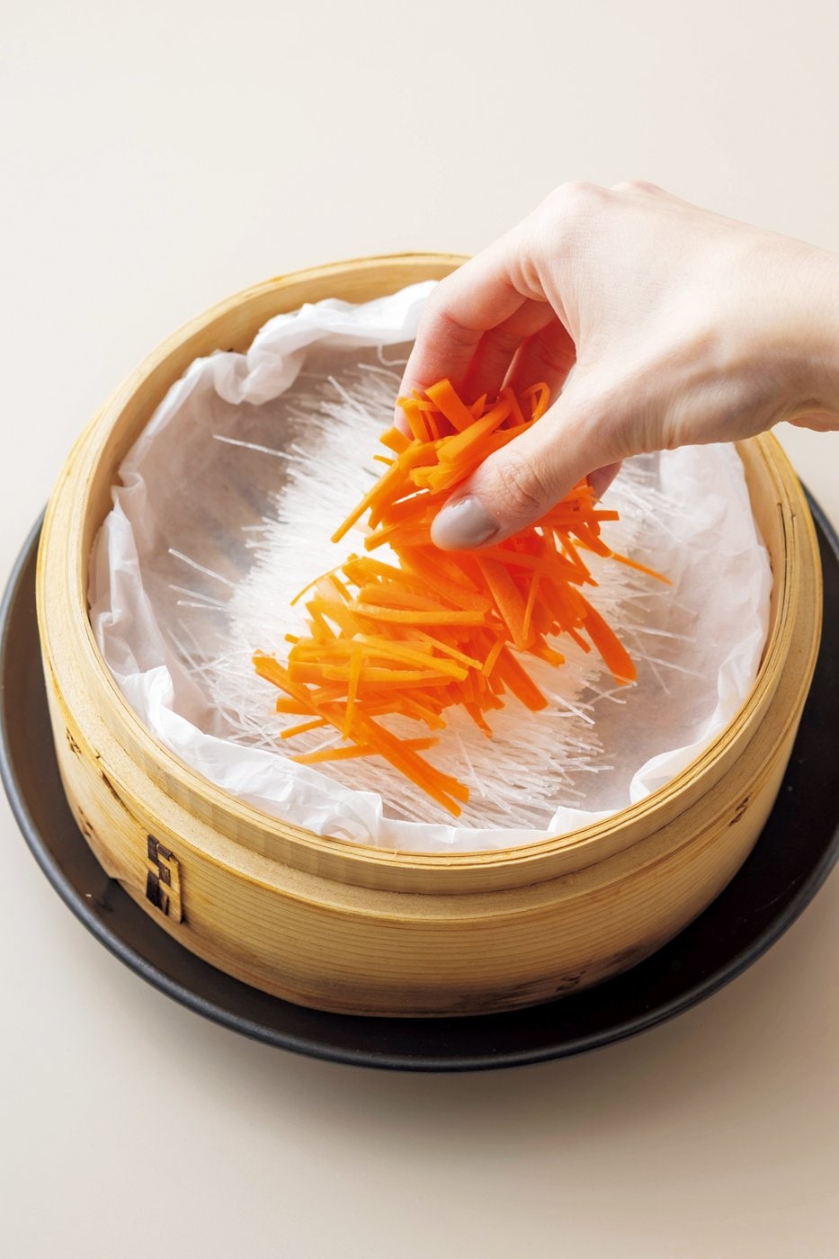 せいろは麺料理もウマ～ッ！10分蒸すだけ「うどん＆チャプチェ風」レシピ | ESSEonline（エッセ オンライン）