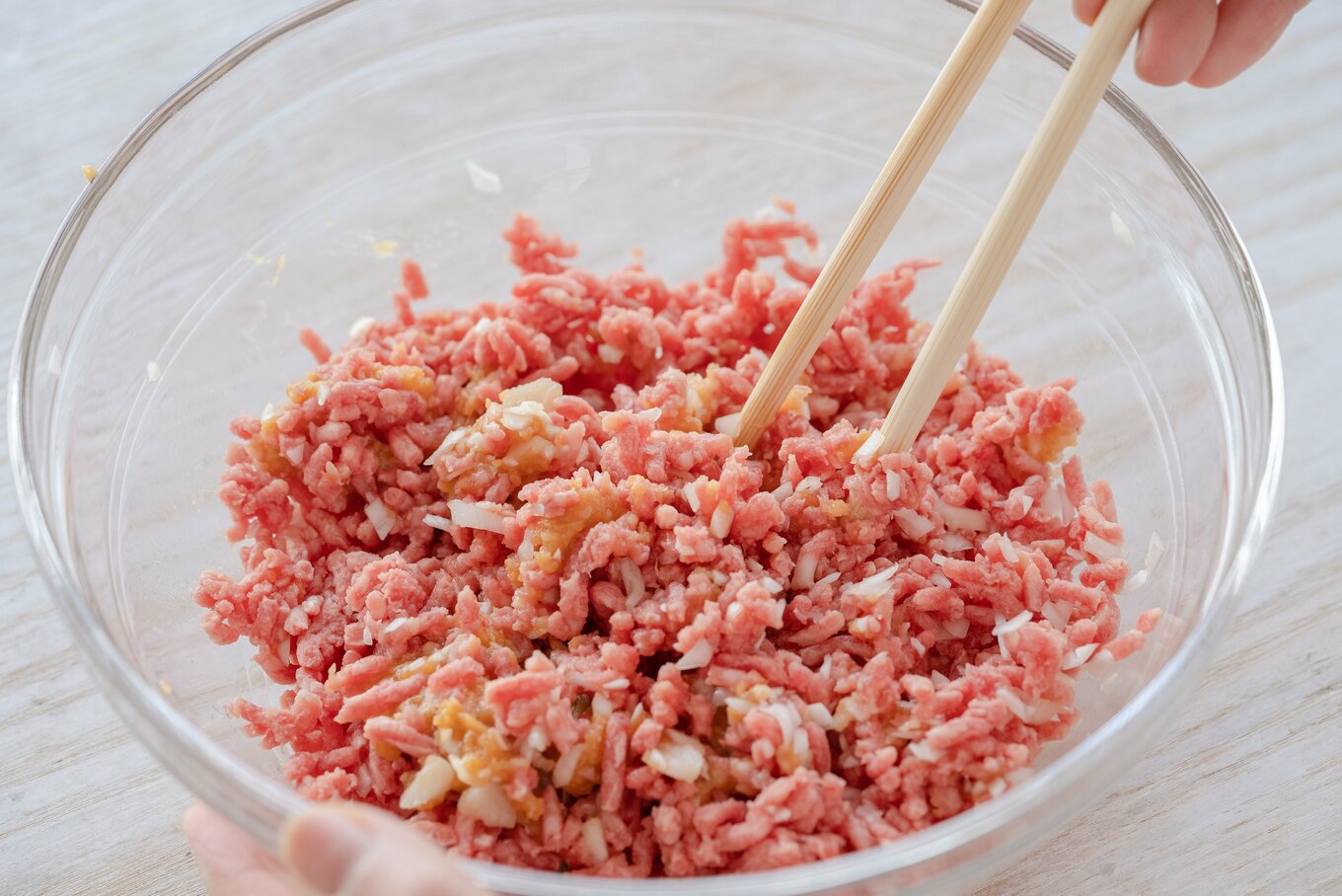 [写真](1ページ目)ランチは「肉みそジャージャーうどん」で決まり。レンジで即完成、温玉との相性も最高 | ESSEonline（エッセ オンライン）