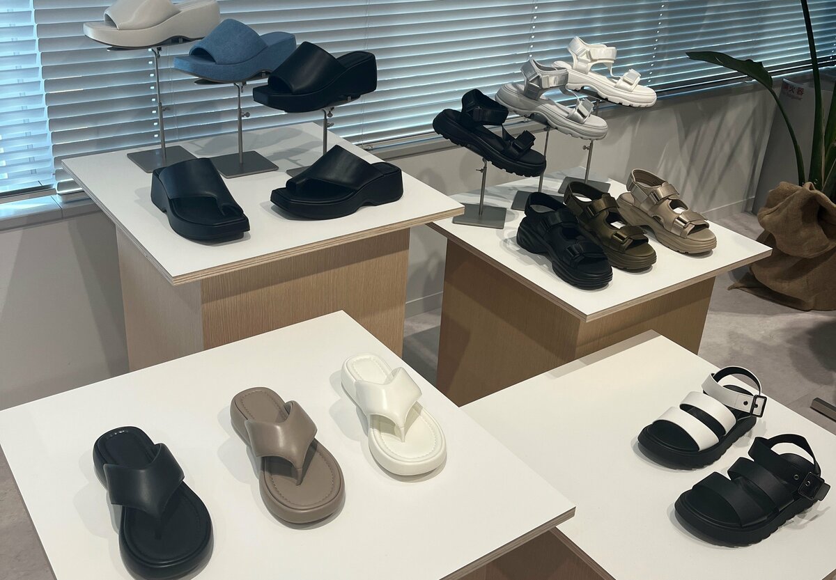 GU・40代以上も使いやすい新作サンダル。軽量＆脚長見えする「2990円スポサン」がすごい | ESSEonline（エッセ オンライン）