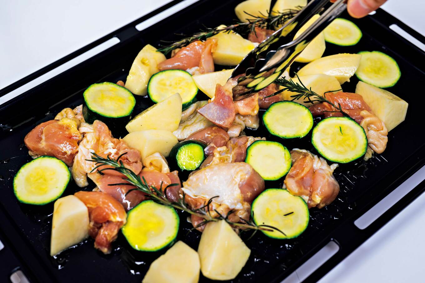 最新オーブンレンジ「おまかせ調理」がスゴイ！絶品夏ポトフ＆鶏肉のオーブン焼きも簡単 | ESSEonline（エッセ オンライン）