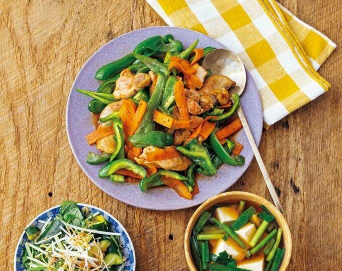 「鶏と野菜のオイスターソース炒め」のやせ献立。簡単で食べごたえたっぷり | ESSEonline（エッセ オンライン）