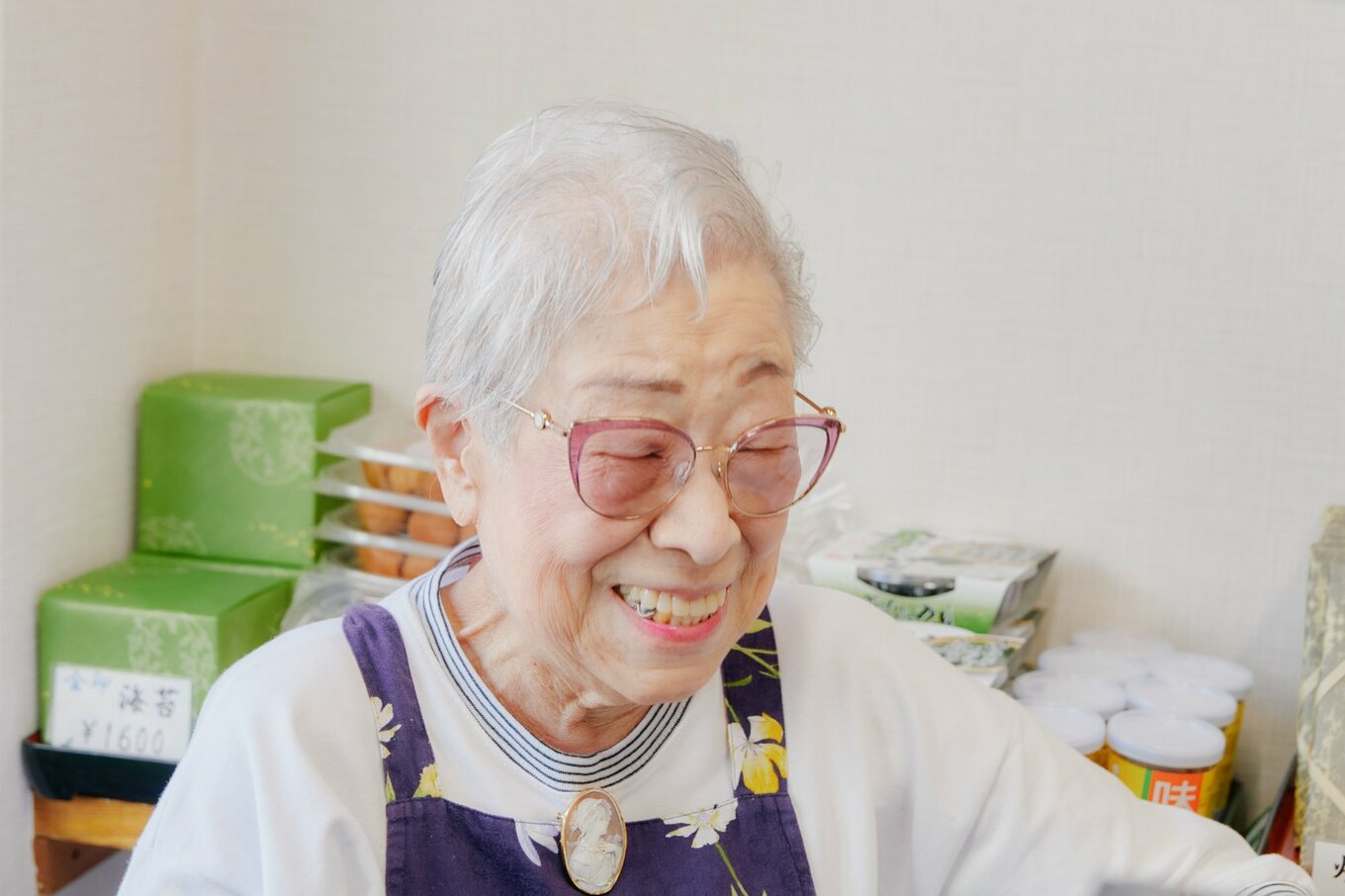 [写真](1ページ目)94歳、”推し活”が働き続ける力に。「目標は秋のコンサートに行くこと」 | ESSEonline（エッセ オンライン）