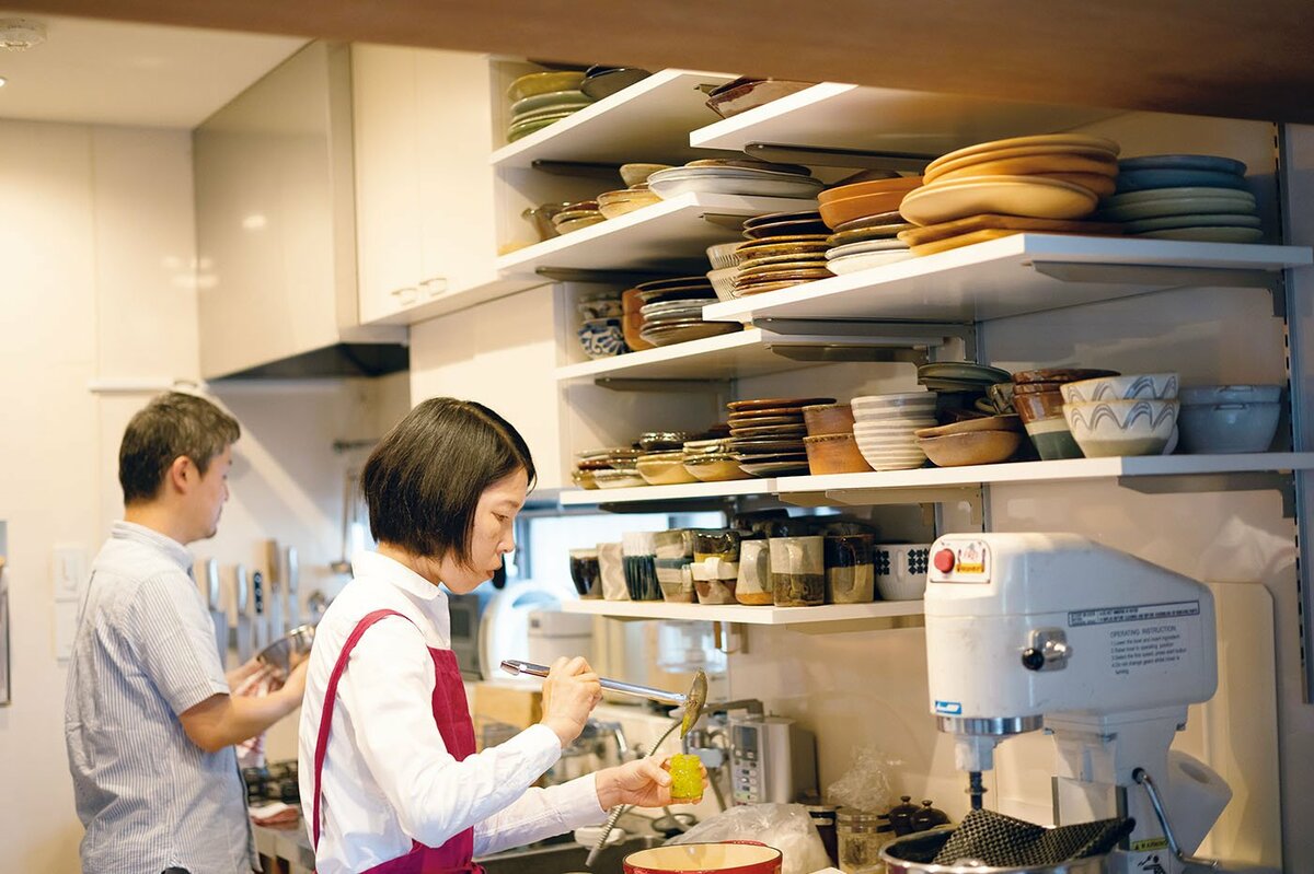 料理家、約4畳の小さな「台所」のこだわり。根菜類は調理台の下のすき間に | ESSEonline（エッセ オンライン）