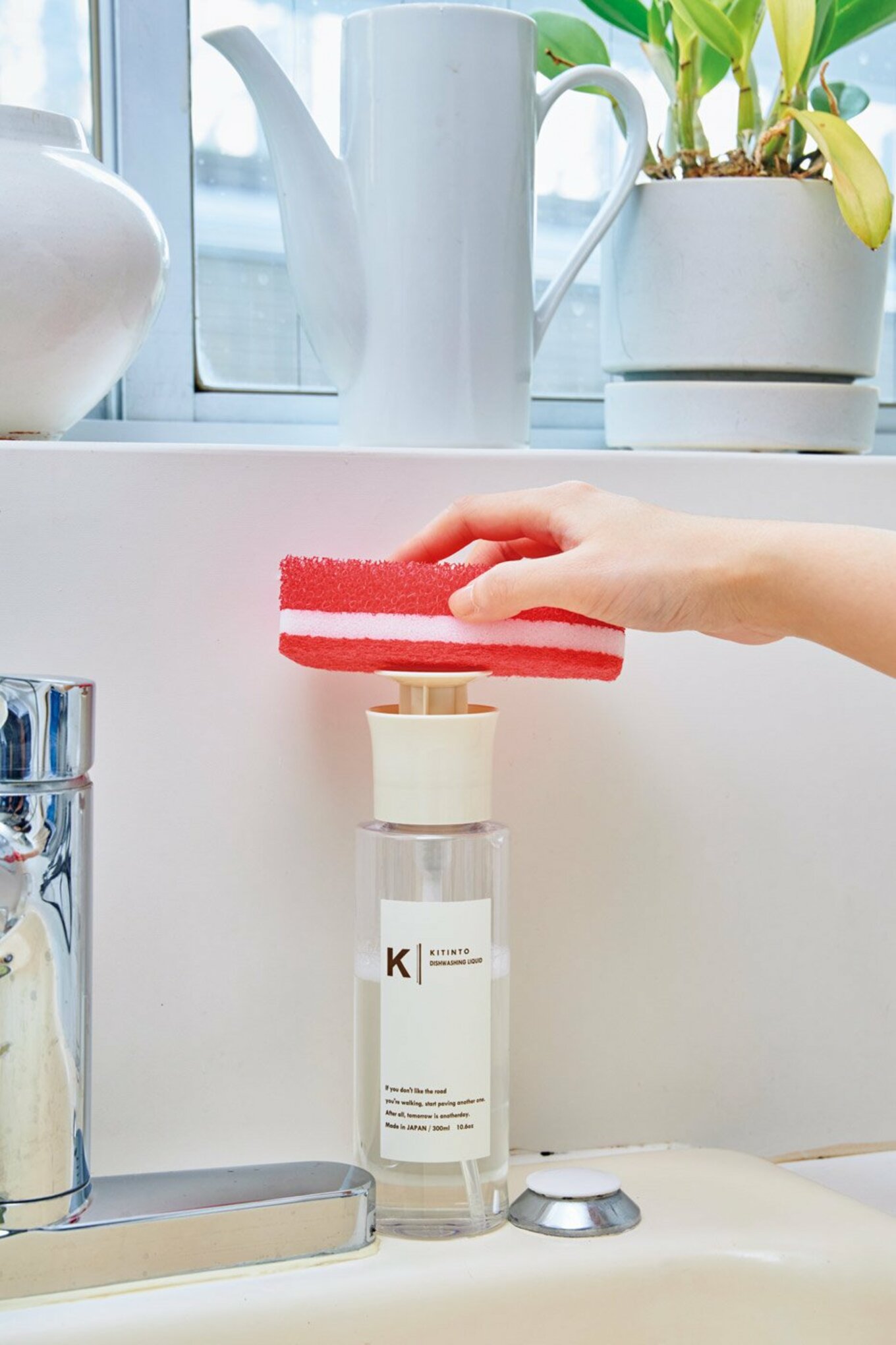 [写真](1ページ目)スリコの優秀すぎる「キッチンアイテム」4選。片手で使える、おしゃれなオイルビンも | ESSEonline（エッセ オンライン）