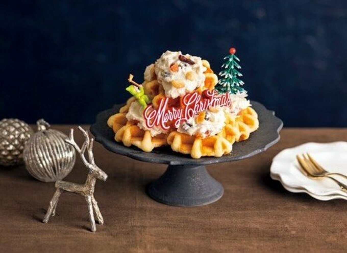 [写真](1ページ目)無印良品のワッフルとドライフルーツでケーキが完成。クリスマスはこれで決まり | ESSEonline（エッセ オンライン）