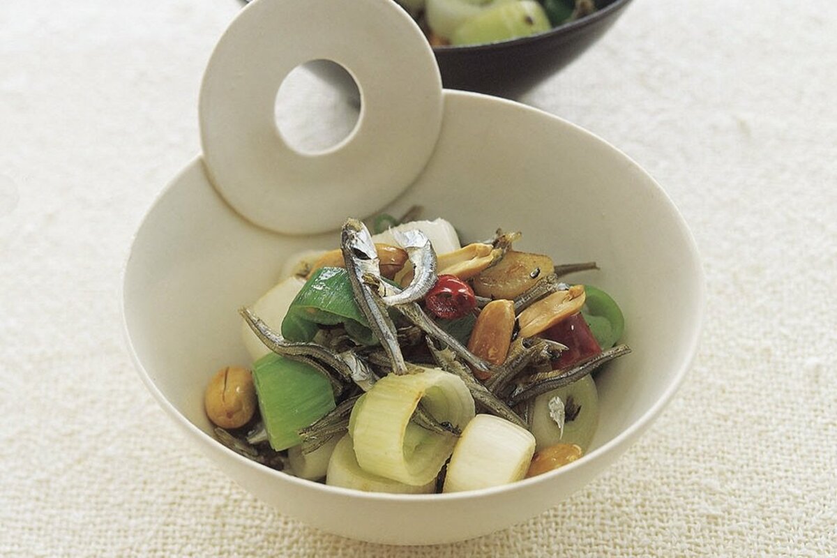 冷めてもおいしい「長ネギのピリ辛炒め」。お弁当にもおつまみにも最高！／大庭英子さんの旬レシピ | ESSEonline（エッセ オンライン）