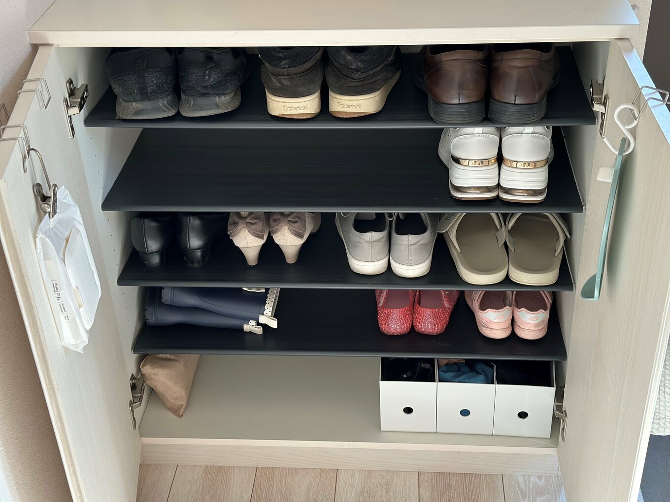 [写真](4ページ目)ゲタ箱を無駄なく使う、段ボール置き場を設置…汚部屋を卒業できた「玄関収納のコツ」3つ | ESSEonline（エッセ オンライン）