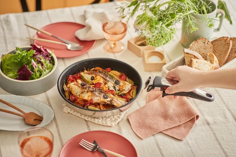 ダイソー220円「マルチ万能ほうき」で掃除が快適に。家じゅうピカピカ、梅雨にも便利 | ESSEonline（エッセ オンライン）