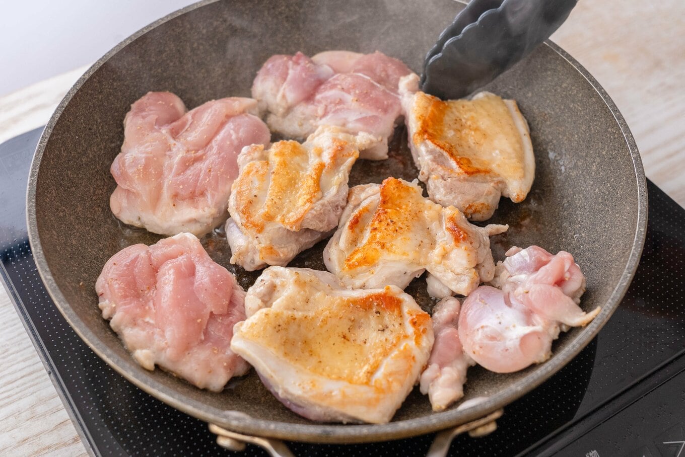 春キャベツと鶏肉のソテー。“混ぜるだけ”マスタードソースにからめると絶品 | ESSEonline（エッセ オンライン）