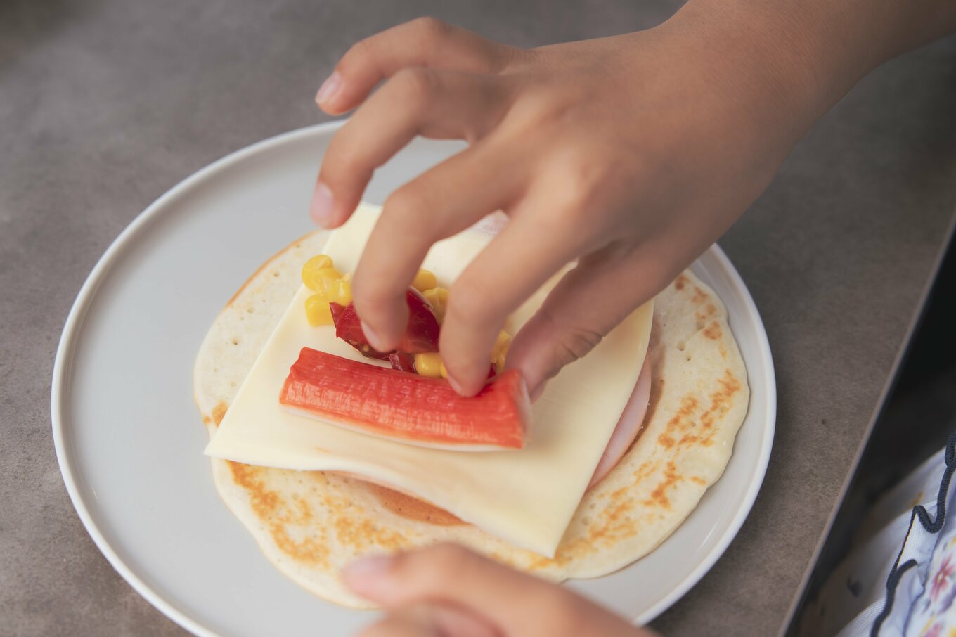 夏休みはホケミで乗りきる！ 2.3cmの幸せ食感ホットケーキと、くるくるラップサンド | ESSEonline（エッセ オンライン）