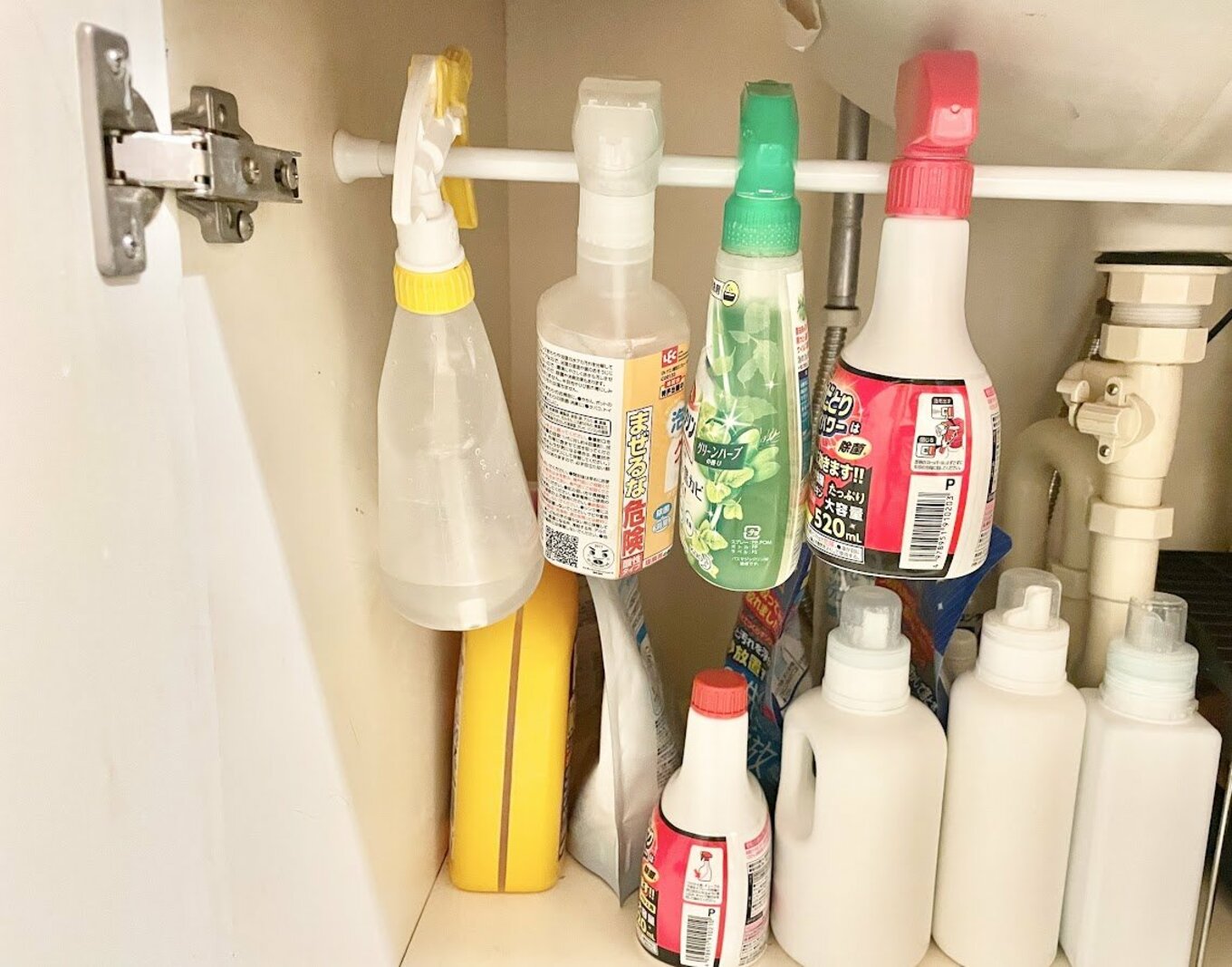 [写真](1ページ目)110円「つっぱり棒」のすごテク。狭い洗面所のすき間が収納スペースに：11月に読みたい記事 | ESSEonline（エッセ オンライン）