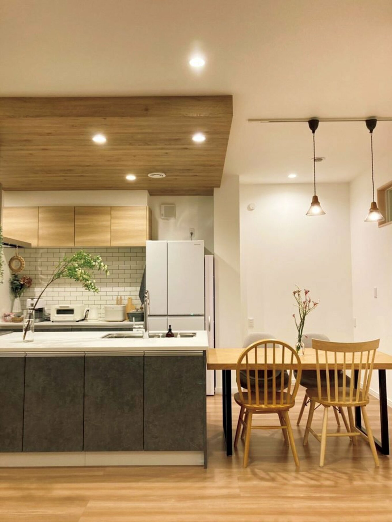 [写真](1ページ目)リビングがすっきり見える実例6つ。グリーンや雑貨の置き方のコツは？ | ESSEonline（エッセ オンライン）