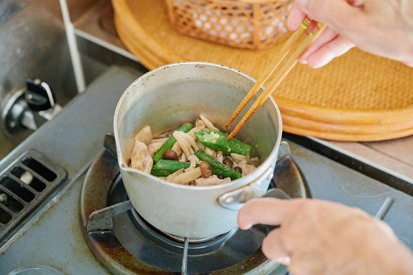[写真](1ページ目)74歳、ひとり暮らしの「すっきり台所」。食器も最小限、料理もシンプル | ESSEonline（エッセ オンライン）