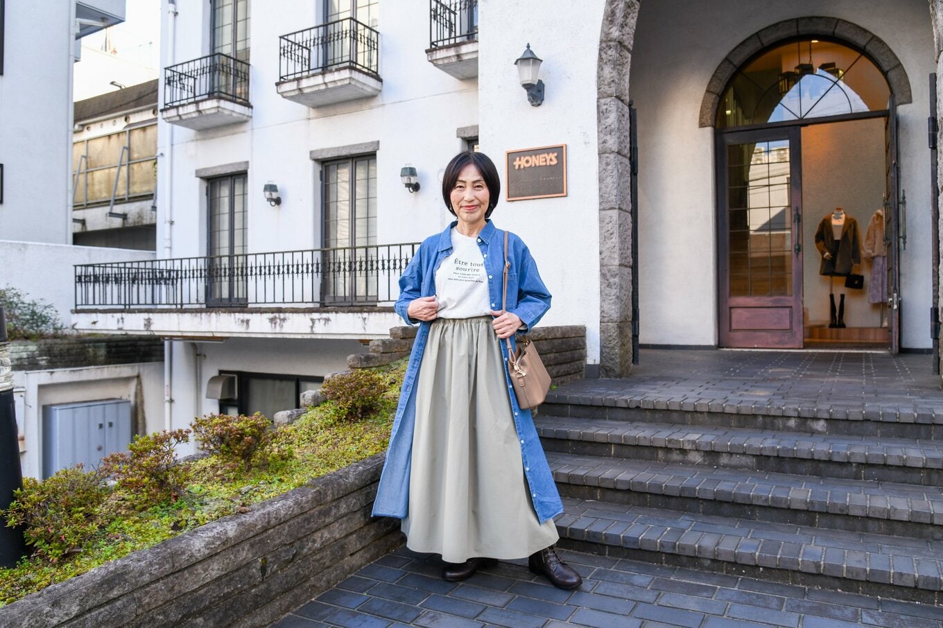 [写真](1ページ目)60代、「ハニーズ」のワンピースでおしゃれになる。初めての着こなしテク：2024年1月トップ10 | ESSEonline（エッセ オンライン）