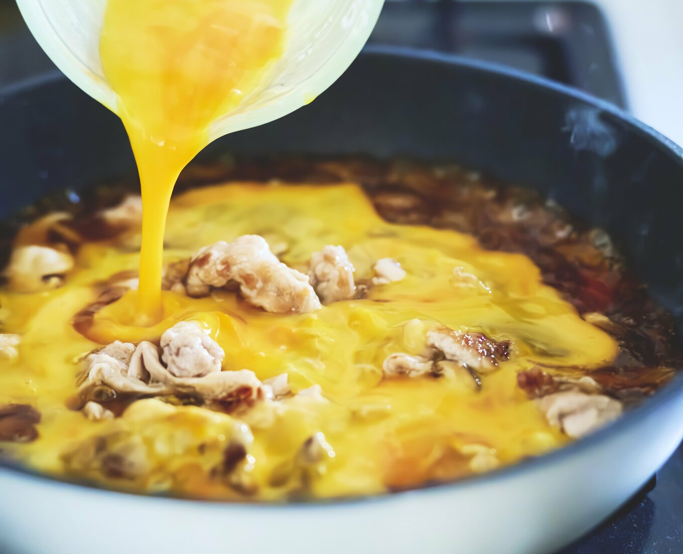 [写真](4ページ目)10分で感動の味「ニラ玉天津飯」。包丁・まな板いらずでやる気ゼロでもつくれる | ESSEonline（エッセ オンライン）