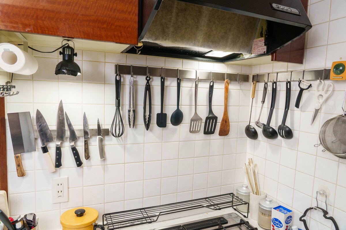じつは危険な「キッチン」収納実例。地震に強い食器や調理道具のしまい方とは | ESSEonline（エッセ オンライン）
