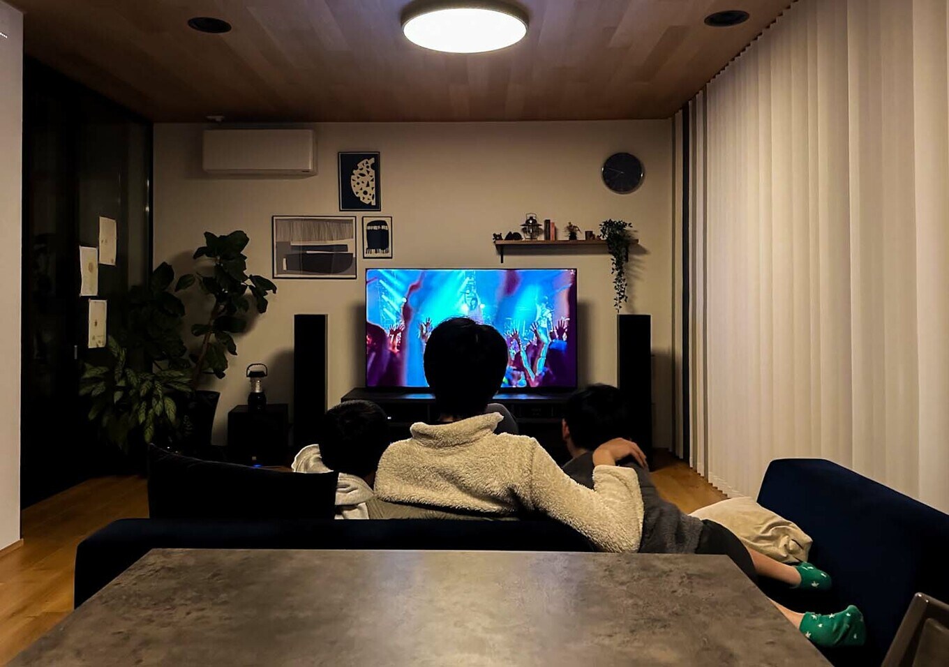 [写真](1ページ目)音楽を楽しむ家づくり。LDKで迫力の音を堪能、隣の簡易防音室で楽器演奏も | ESSEonline（エッセ オンライン）