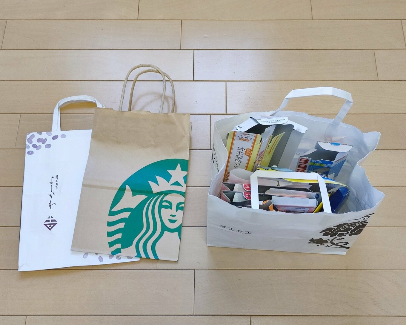 [写真](1ページ目)捨てられない紙袋を「うまいこと使う」アイデア5つ。収納、ゴミ箱…お気に入りの柄で気分がアガる | ESSEonline（エッセ オンライン）