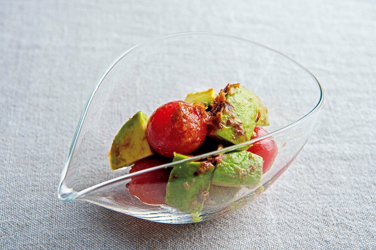 笠原将弘さんイチオシの夏の副菜。簡単にトマトとアボカドが絶品になる | ESSEonline（エッセ オンライン）