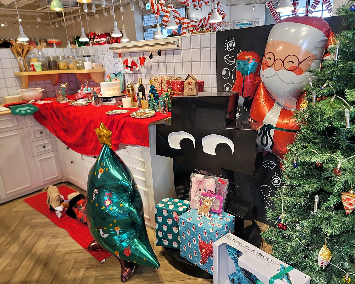 [写真](1ページ目)フライングタイガーのクリスマス食器＆雑貨。660円サンタ皿がイチオシの理由 | ESSEonline（エッセ オンライン）