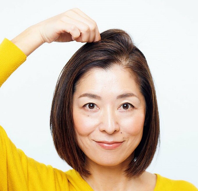 50歳をすぎたら髪の分け目はいらない。1分でできる「若見え」テク2つ Esseonline(エッセ オンライン)