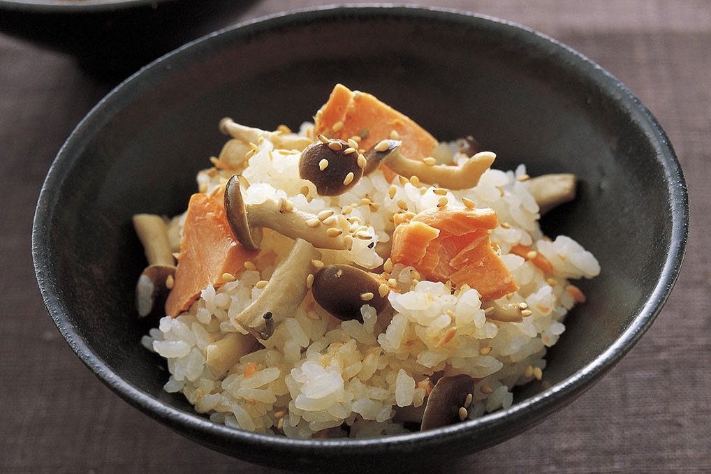 旬のシメジと鮭の「炊き込みご飯」レシピ。昆布だしと仕上げのゴマが食欲そそる | ESSEonline（エッセ オンライン）