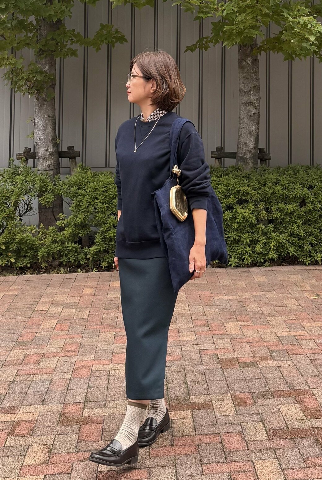 50代「ユニクロのスウェット」の大人シックな着まわし3コーデ。ラクなのに部屋着見えさせないコツ | ESSEonline（エッセ オンライン）