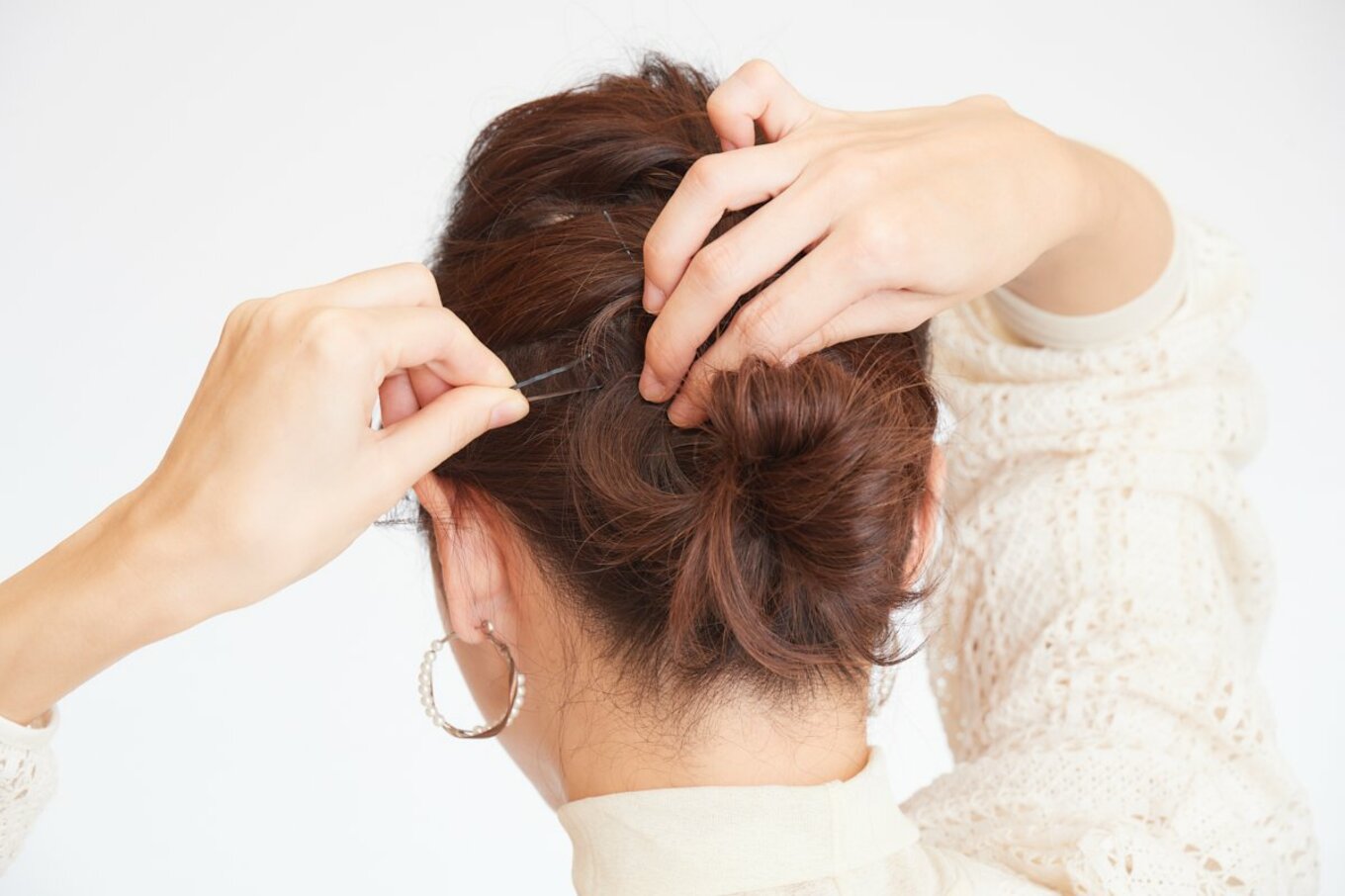 [写真](1ページ目)40代50代「まるで美容院でセットした」ヘアアレンジ。くるりんぱでこんなに華やか | ESSEonline（エッセ オンライン）