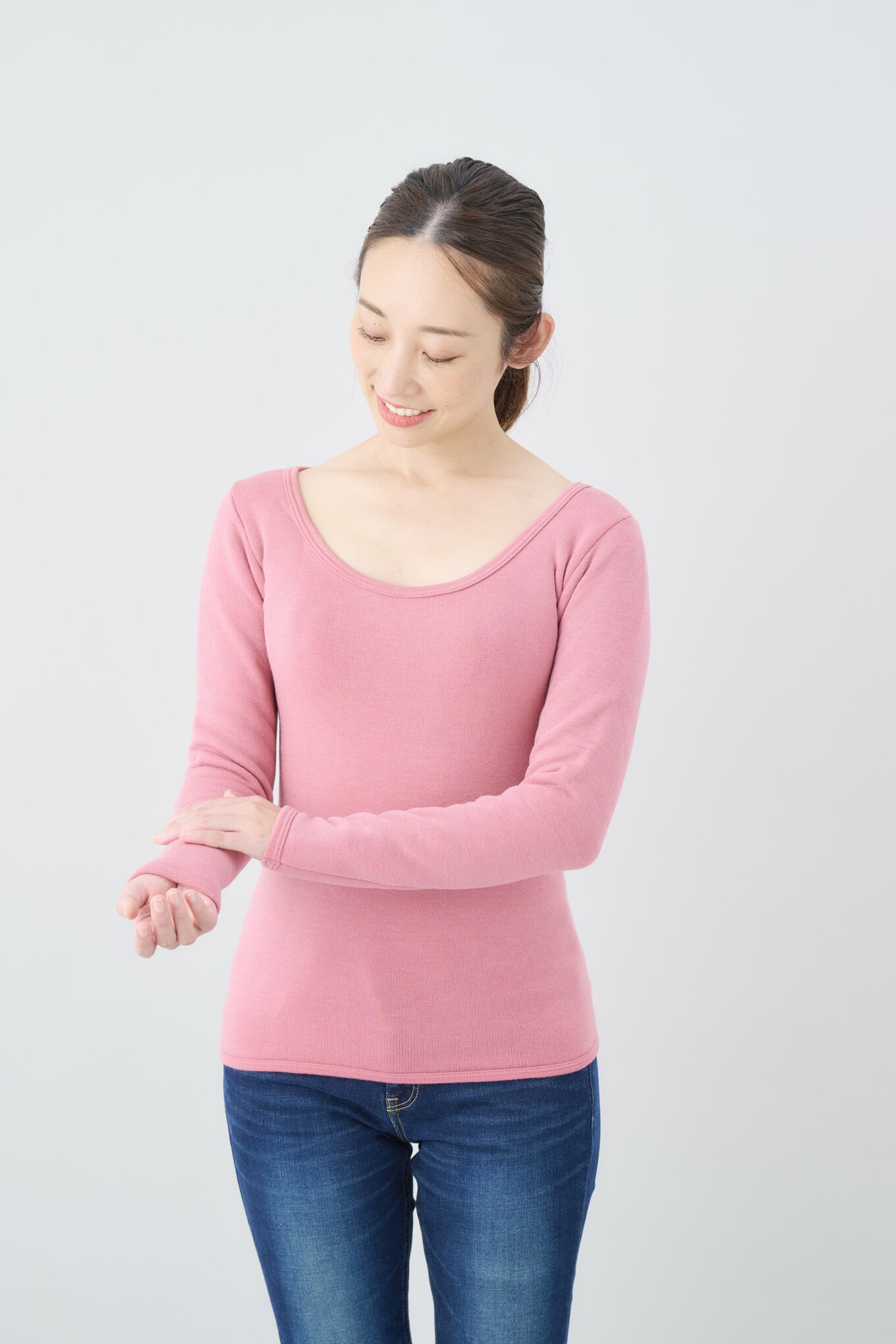 [写真](1ページ目)最新「あったかインナー」9選。無印良品2990円綿ウール素材や汗取りパッドつきも | ESSEonline（エッセ オンライン）