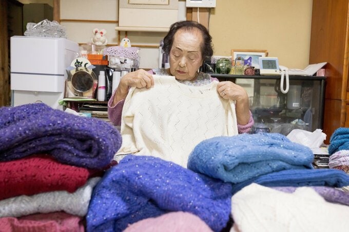 [写真](1ページ目)着ているニットはすべて自作！102歳が「編み物」で紡ぐ幸せのひととき | ESSEonline（エッセ オンライン）
