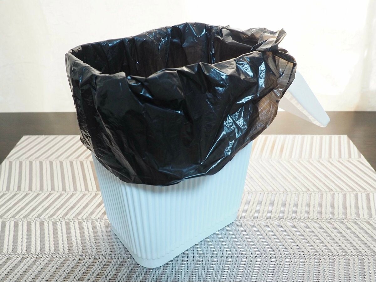 ゴミ袋交換が劇的ラクになるダイソーの「ゴミ箱」。フタをあけたら驚きの仕掛けが | ESSEonline（エッセ オンライン）
