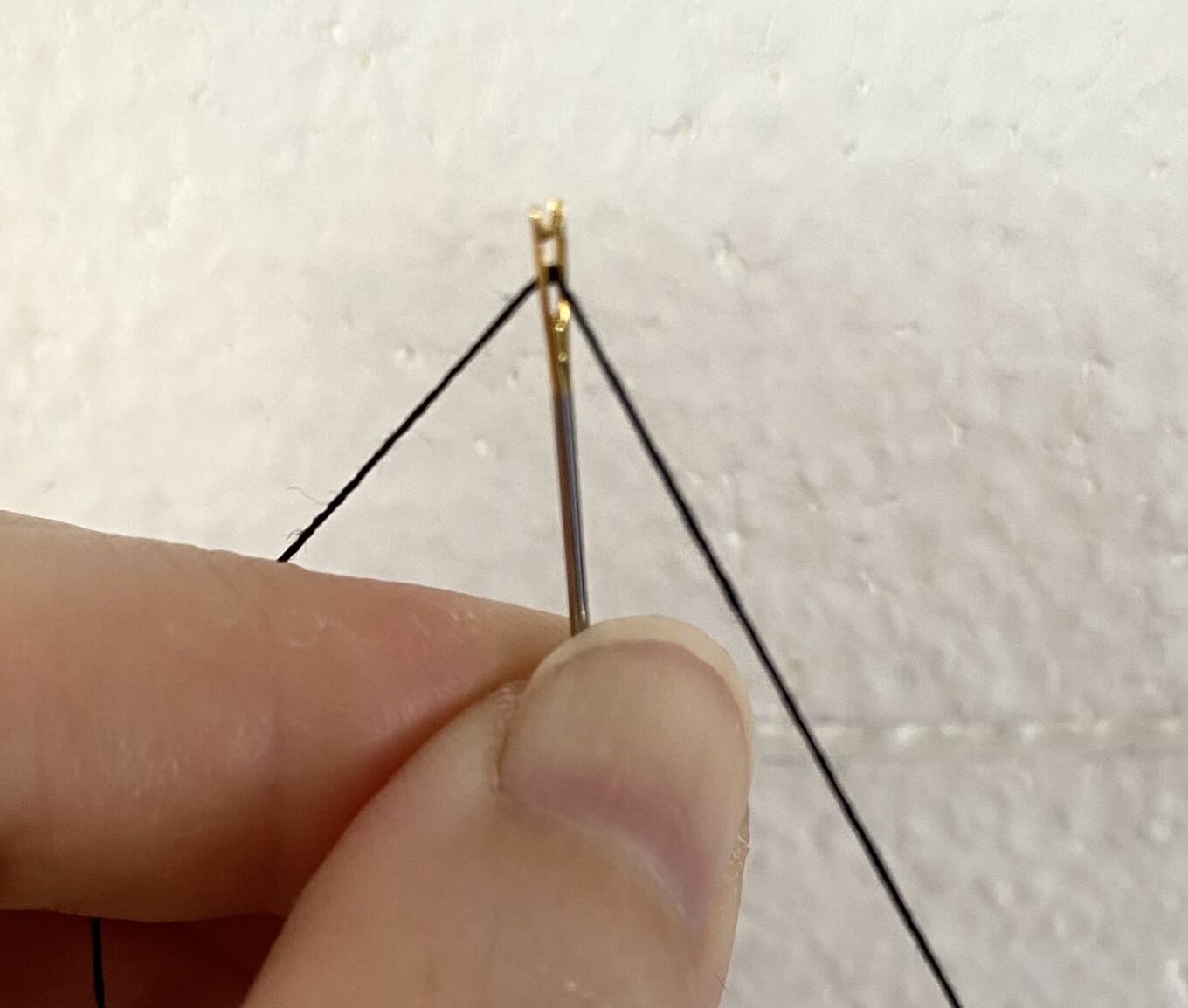 [写真](1ページ目)40代以降の裁縫を助ける「ダイソーのワンタッチ針」。糸通しが苦手な方や老眼にも | ESSEonline（エッセ オンライン）