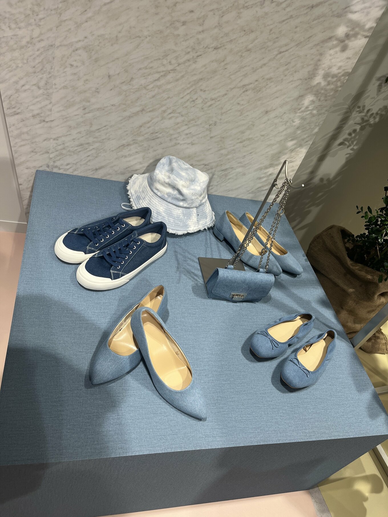 40代以上におすすめの「GU」新作アイテムを先取りチェック。“くすみ系キレイ色”にキュン | ESSEonline（エッセ オンライン）