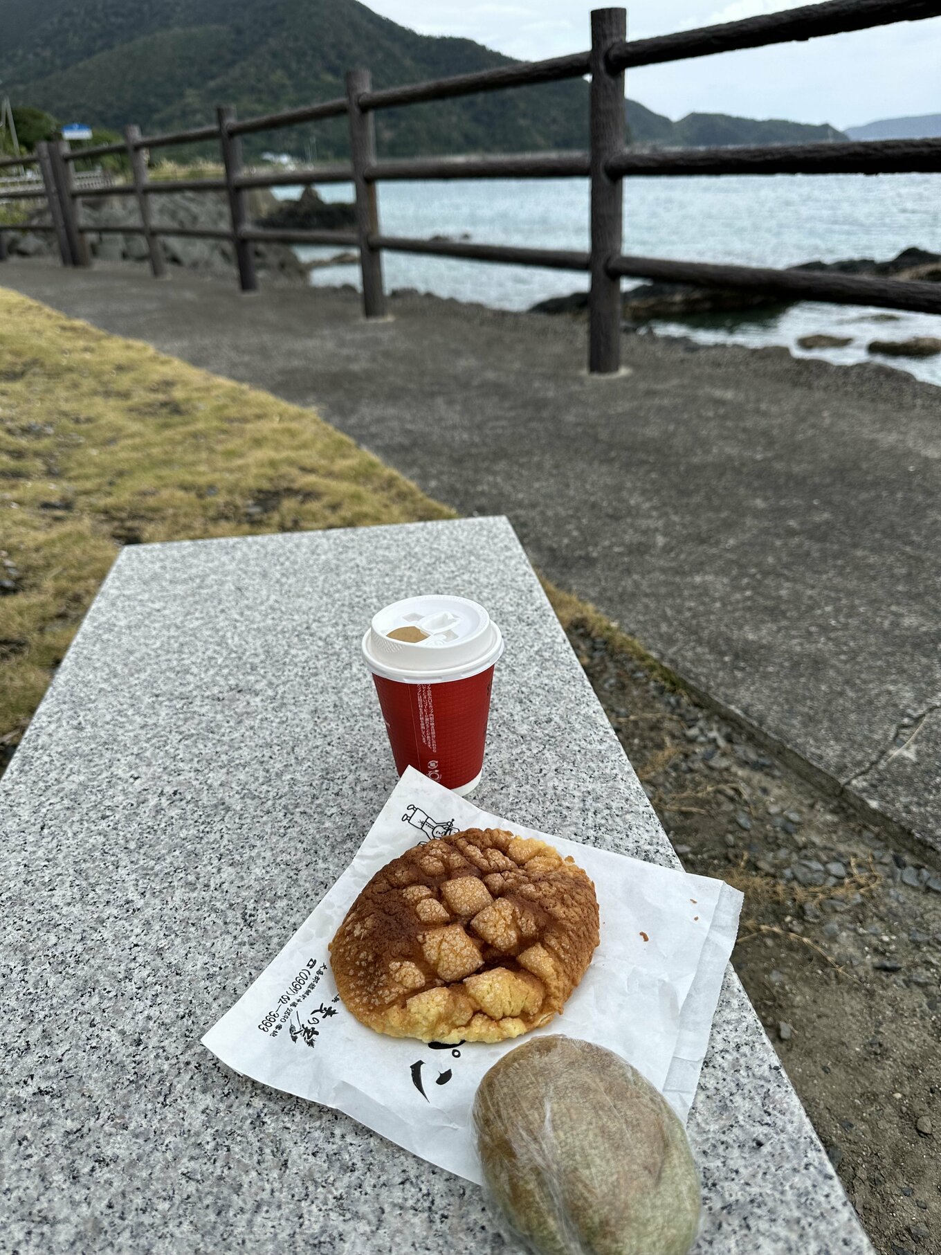 母の死後、導かれるように出かけた「ひとり旅」。人生でいちばんおいしいメロンパンと遭遇 | ESSEonline（エッセ オンライン）