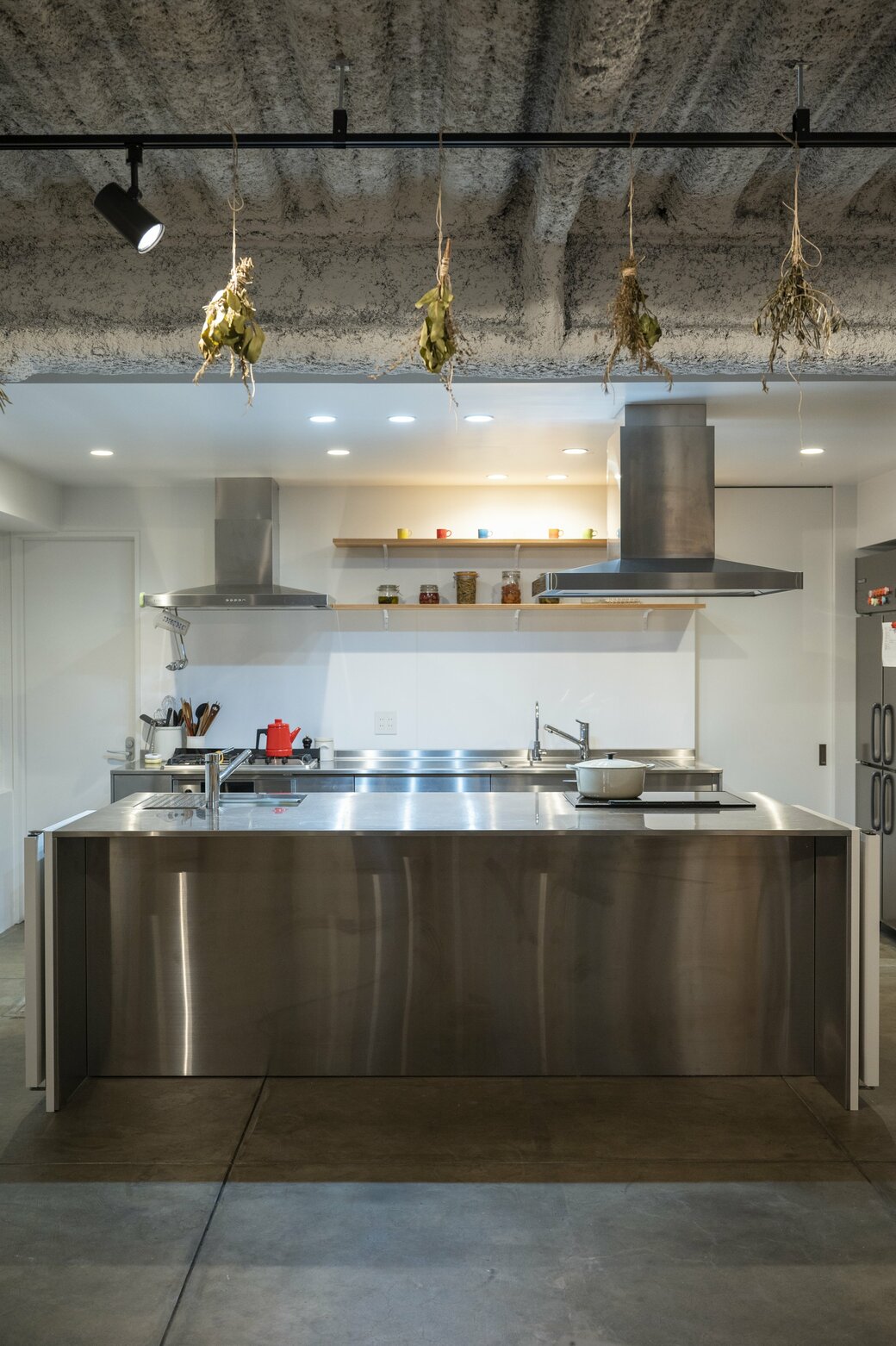 50代夫婦2人で「コンパクトな家」に住み替え。狭い空間でものびのびと暮らすコツ | ESSEonline（エッセ オンライン）